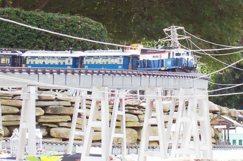 Look; a train: The ModelRails Model Railroad and Toy Train Photo Archive