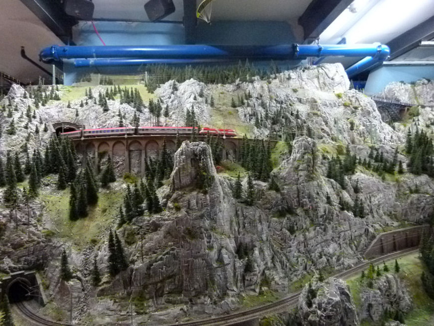 A mountain scene: The ModelRails Model Railroad and Toy Train Photo Archive