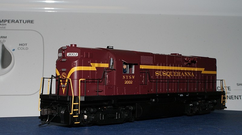 The new atlas HO scale C420 ex LIRR high hood: The ModelRails Model ...