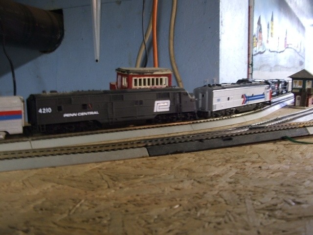 amtrak e8 and penncentral e7 on my layout: The ModelRails Model ...