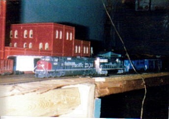 southern pacific 9-44ac going by a cut of cars: The ModelRails Model ...