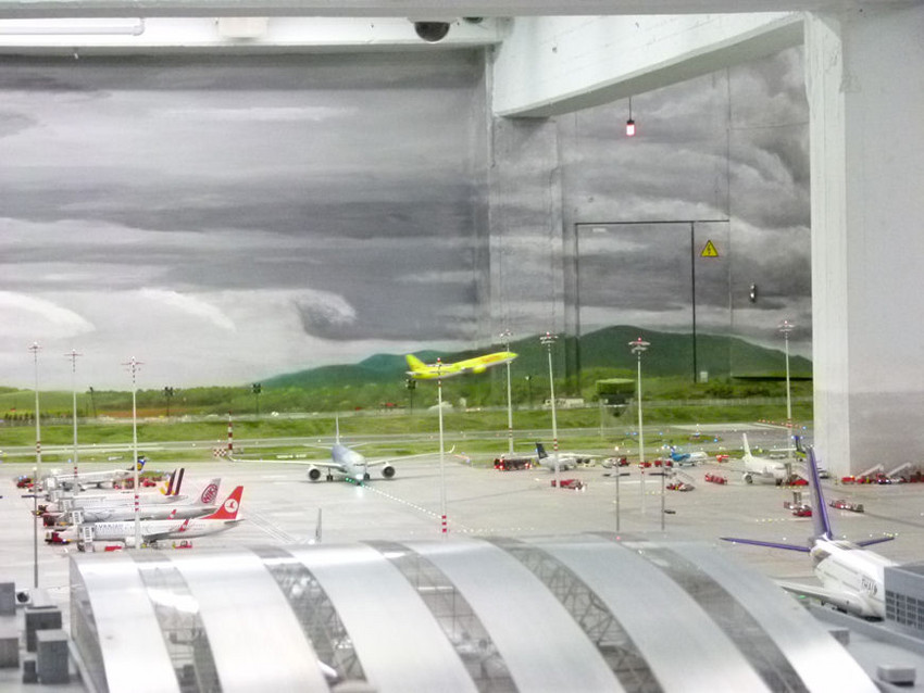 Airport action: The ModelRails Model Railroad and Toy Train Photo Archive